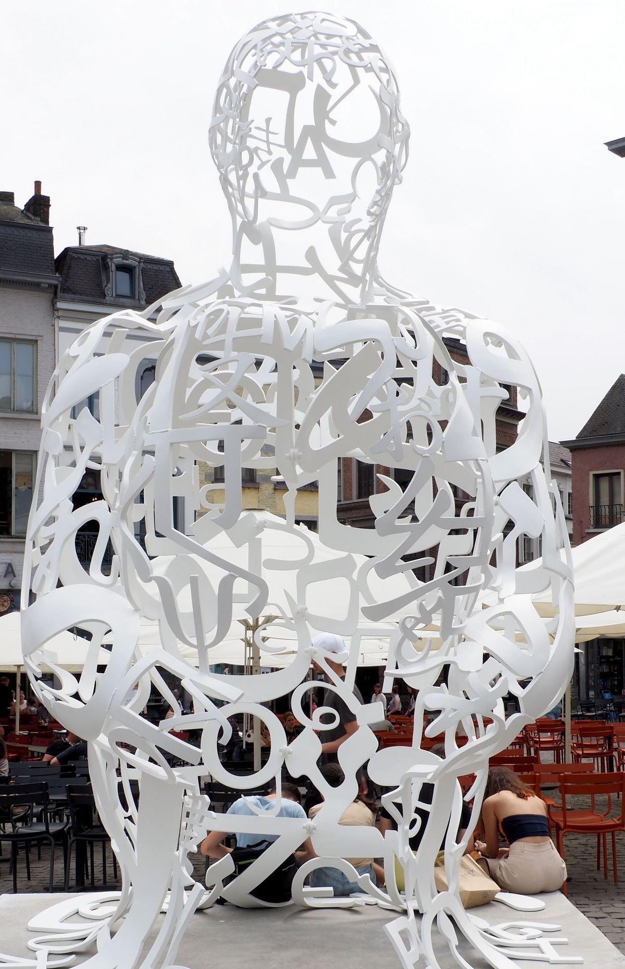 Les sculptures monumentales de Jaume Plensa font l’événement à Mons ...
