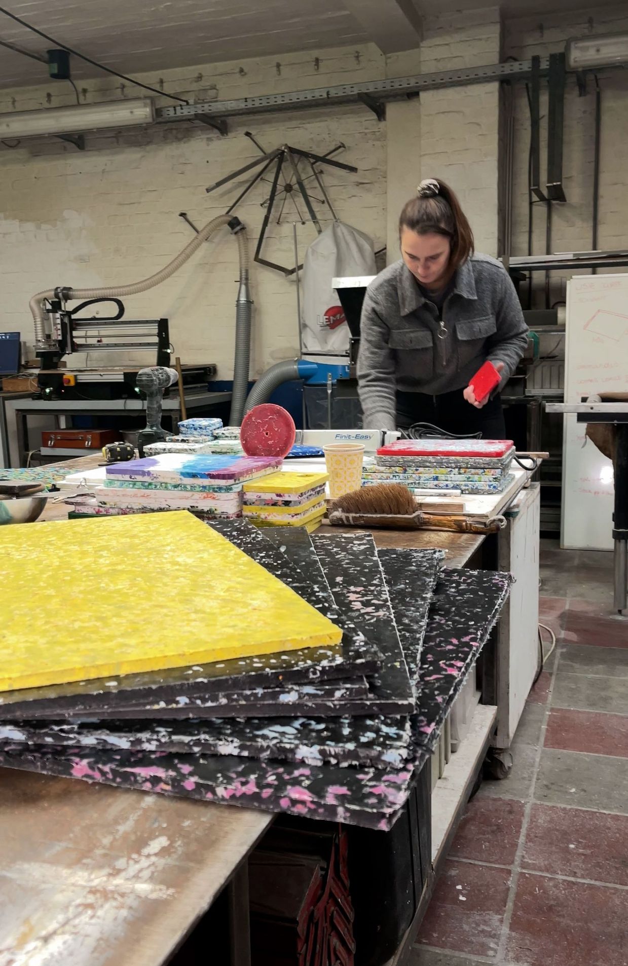 Transformer le plastique usagé en objets utiles et design - RTBF Actus