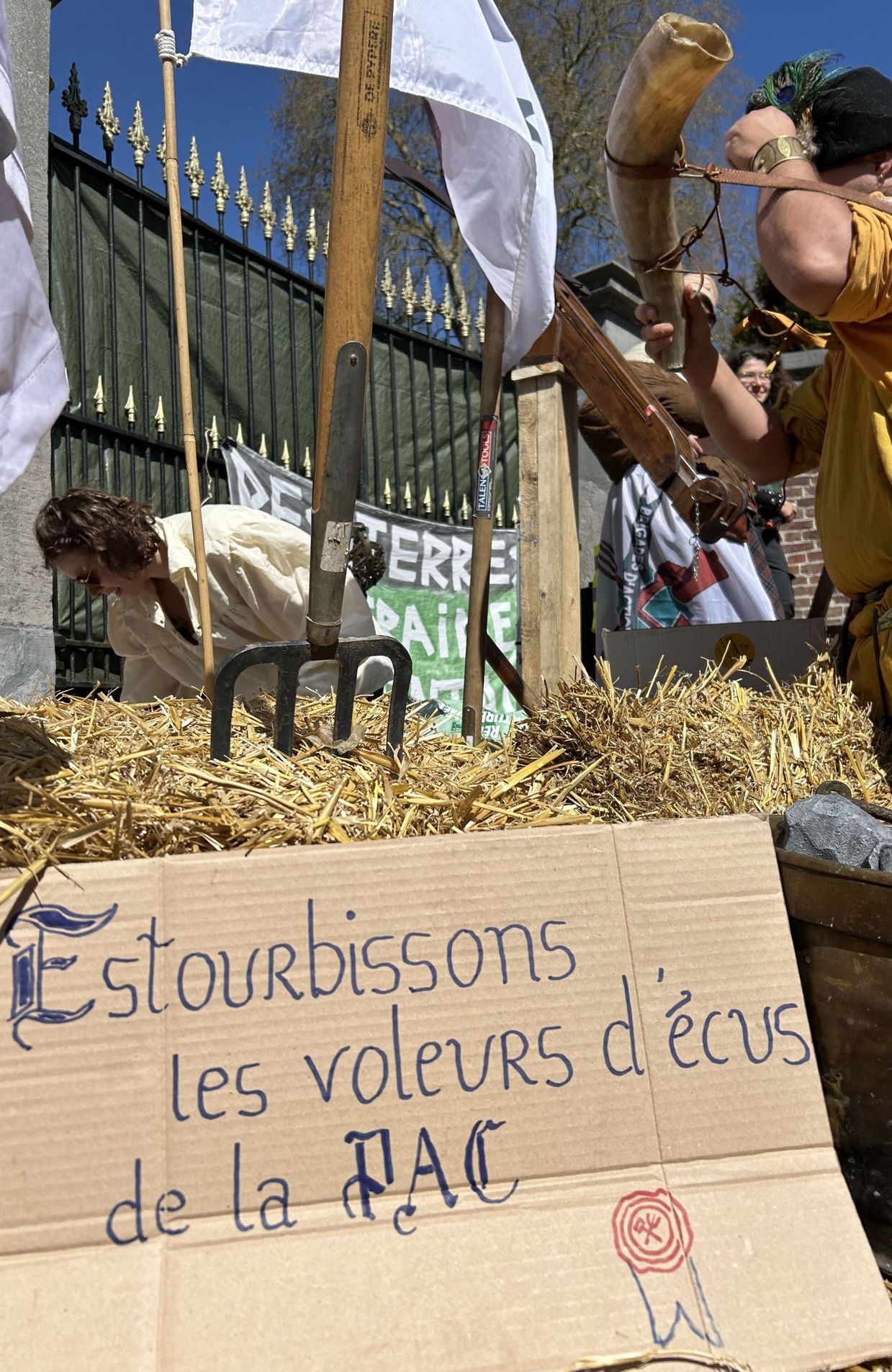 Floreffe : pierres en papier mâché, costumes médiévaux et calicots ...