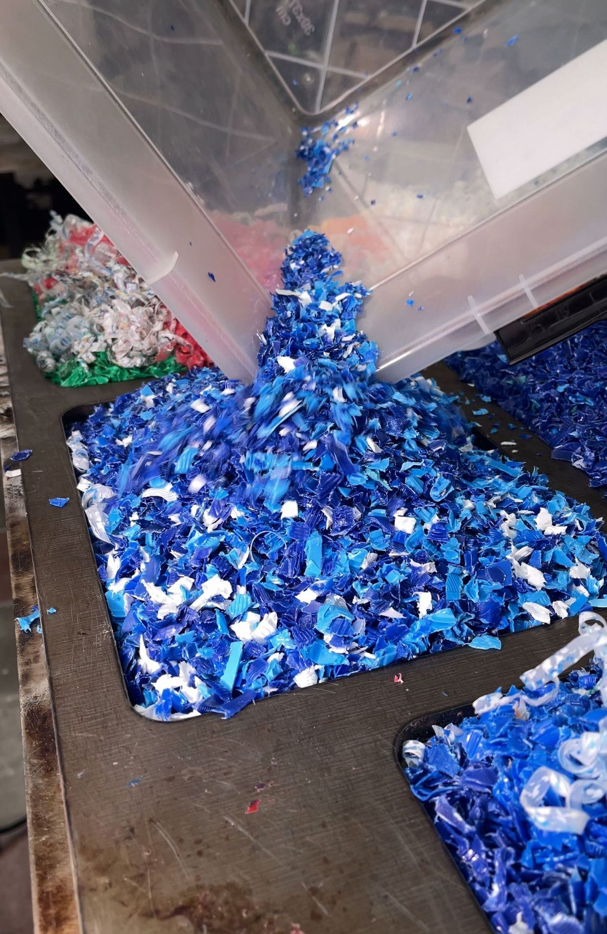 Transformer le plastique usagé en objets utiles et design - RTBF Actus