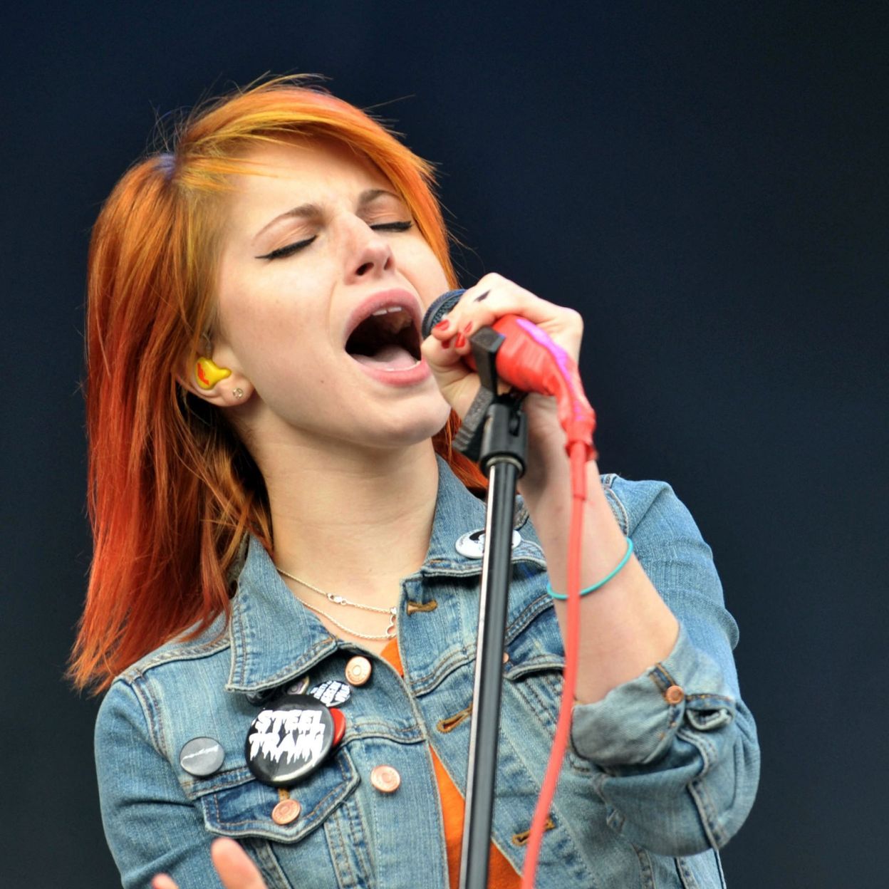 Portée par la nostalgie et les Z, la musique emo revient à la mode ...