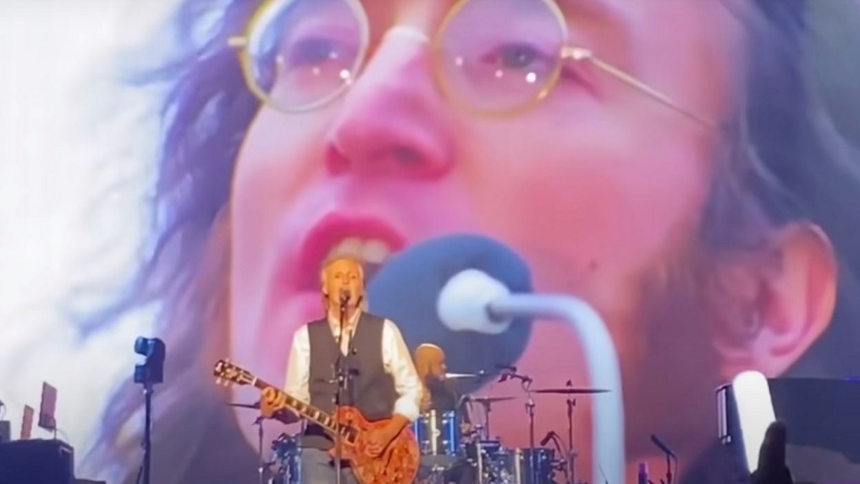 Regardez la performance impressionnante de cette guitariste classique ...
