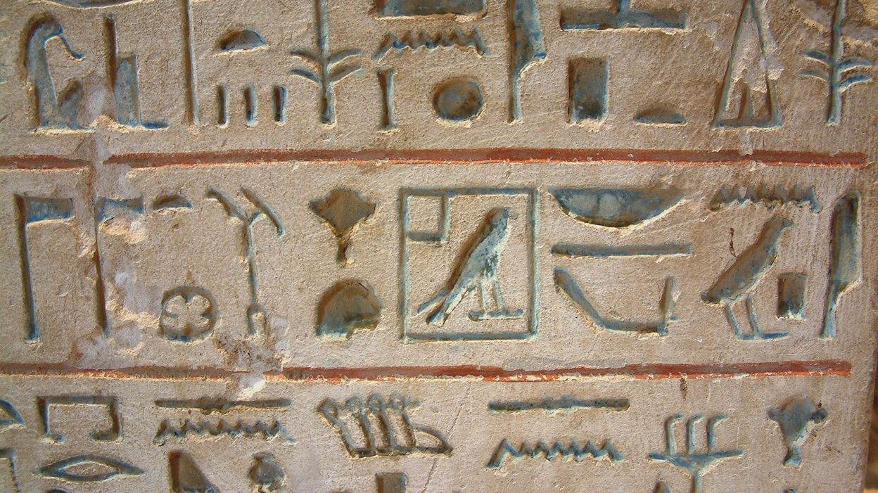 Champollion : comment lit-on des hiéroglyphes ? - RTBF Actus