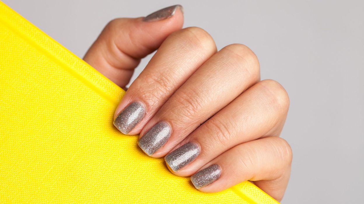 Le chrome nails : la nouvelle tendance en manucure - RTBF Actus