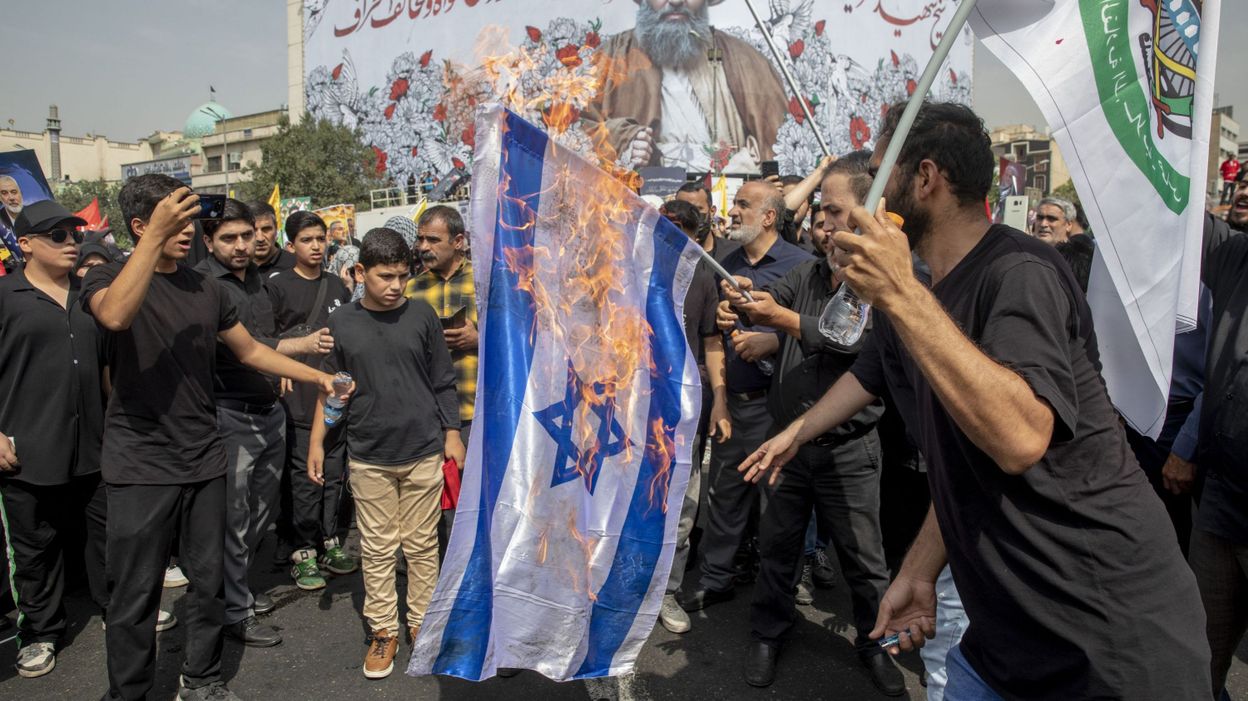Une fillette palestinienne porte sa sœur blessée sur ses épaules pour ...
