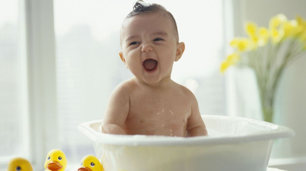 Toilette intime du petit garçon : faut-il décalotter bébé ? - RTBF Actus