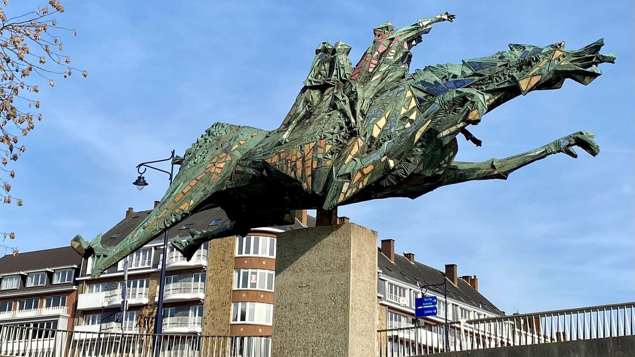 À Namur, 'le cheval Bayard', l’œuvre d’Olivier Strebelle, s’élance en ...