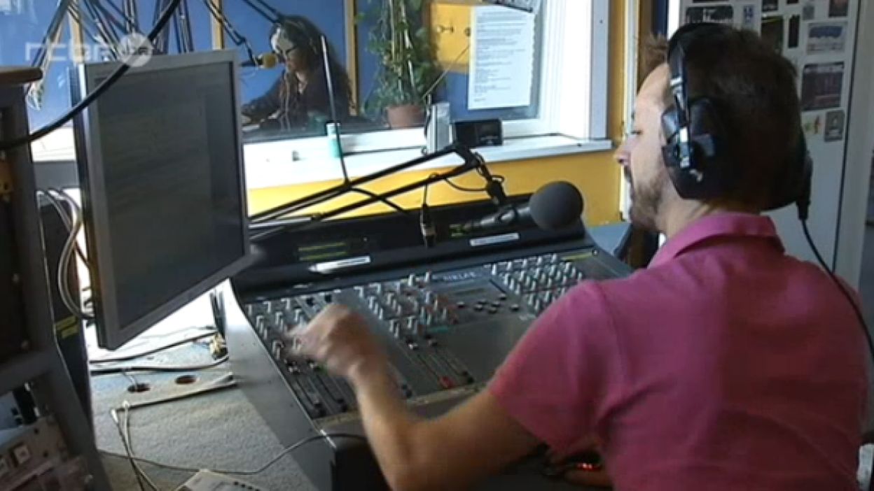 Le secret du succès des radios libre: immersion dans ces studios pas ...