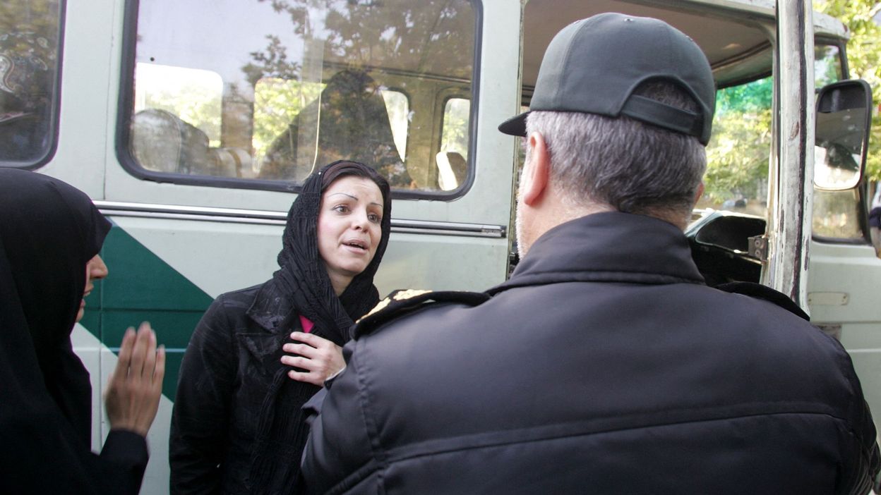 Iran : le courage de Ahou Daryaei, en sous-vêtements pour protester ...