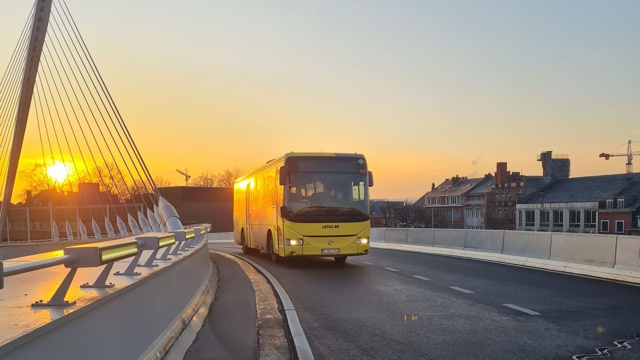 Les premiers bus TEC arrivent dans leur nouvelle gare à Namur - RTBF Actus
