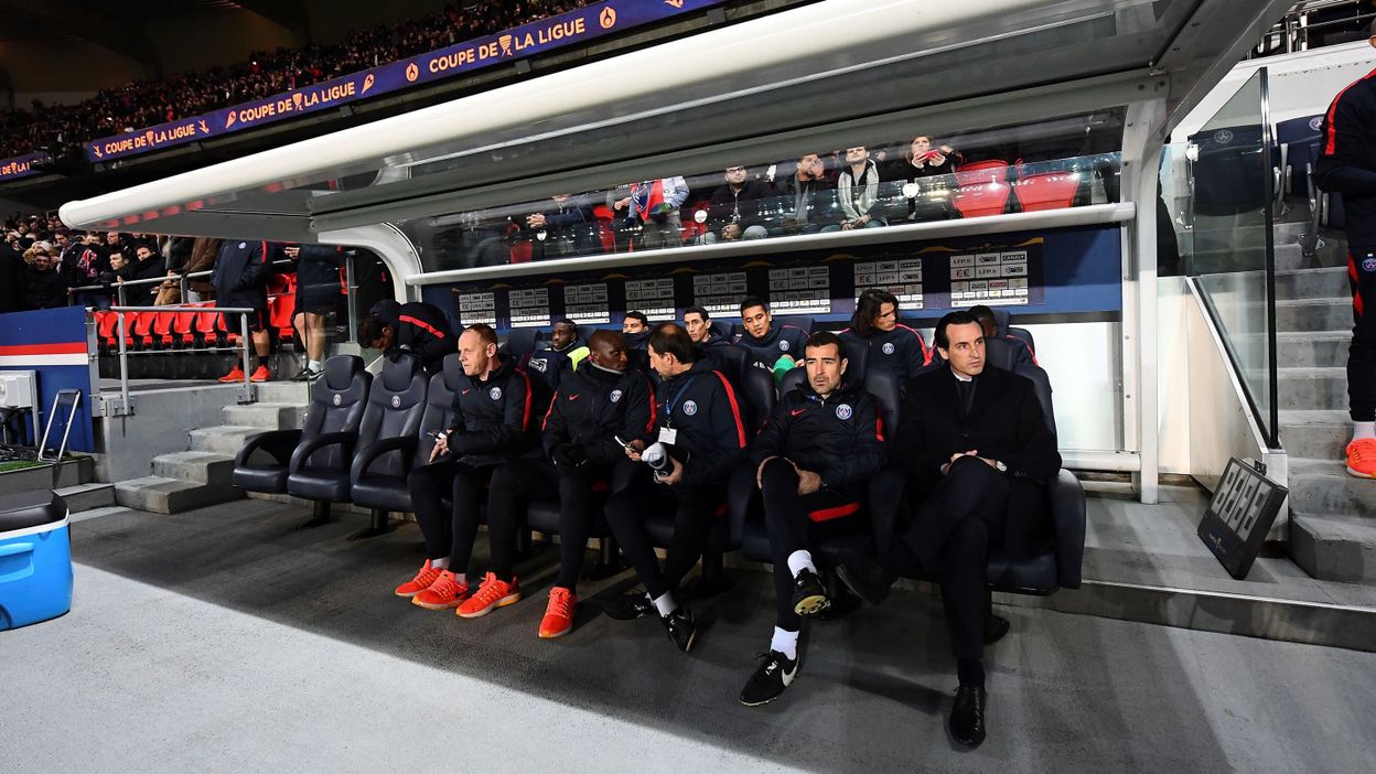 Plus de banc de réservistes au PSG, staff et remplaçants s'installeront ...