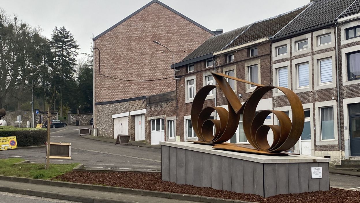 Au pied du Mur de Huy, un vélo monumental symbolise le lien entre la ...
