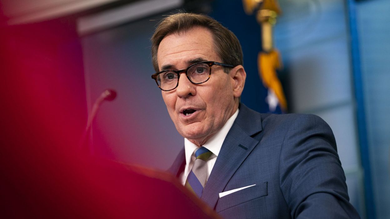 Une fillette palestinienne porte sa sœur blessée sur ses épaules pour ...