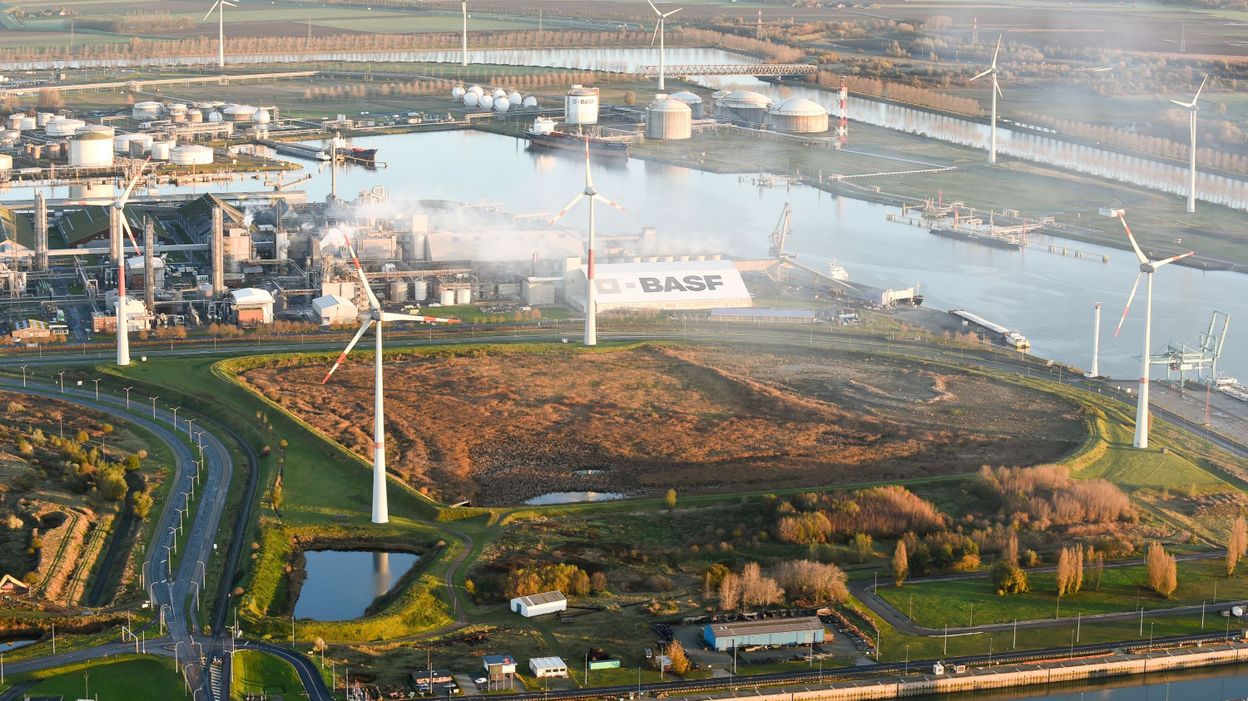 Incendie chez BASF à Anvers - RTBF Actus