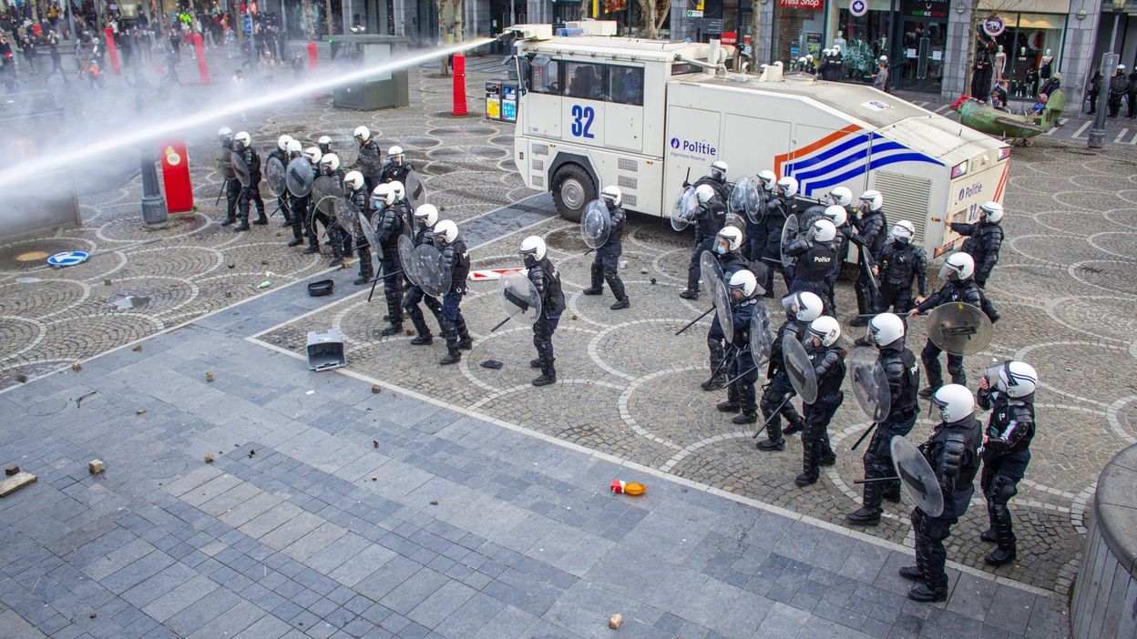 Ixelles : une patrouille de police encerclée lors d’un contrôle anti ...