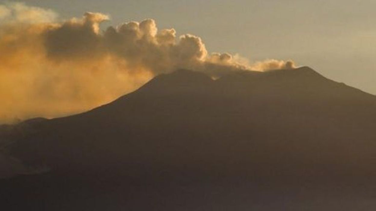 Philippines : un volcan crache cendres et gaz toxiques, des milliers d'évacués - RTBF Actus