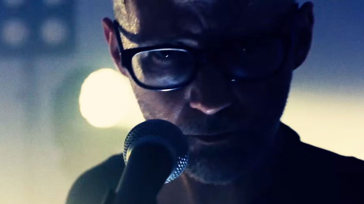 Des personnages de dessin animé dans un monde dévasté pour le clip de ...