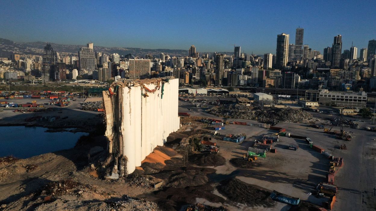 Explosion au port de Beyrouth en 2020 : le procureur général inculpé - RTBF Actus