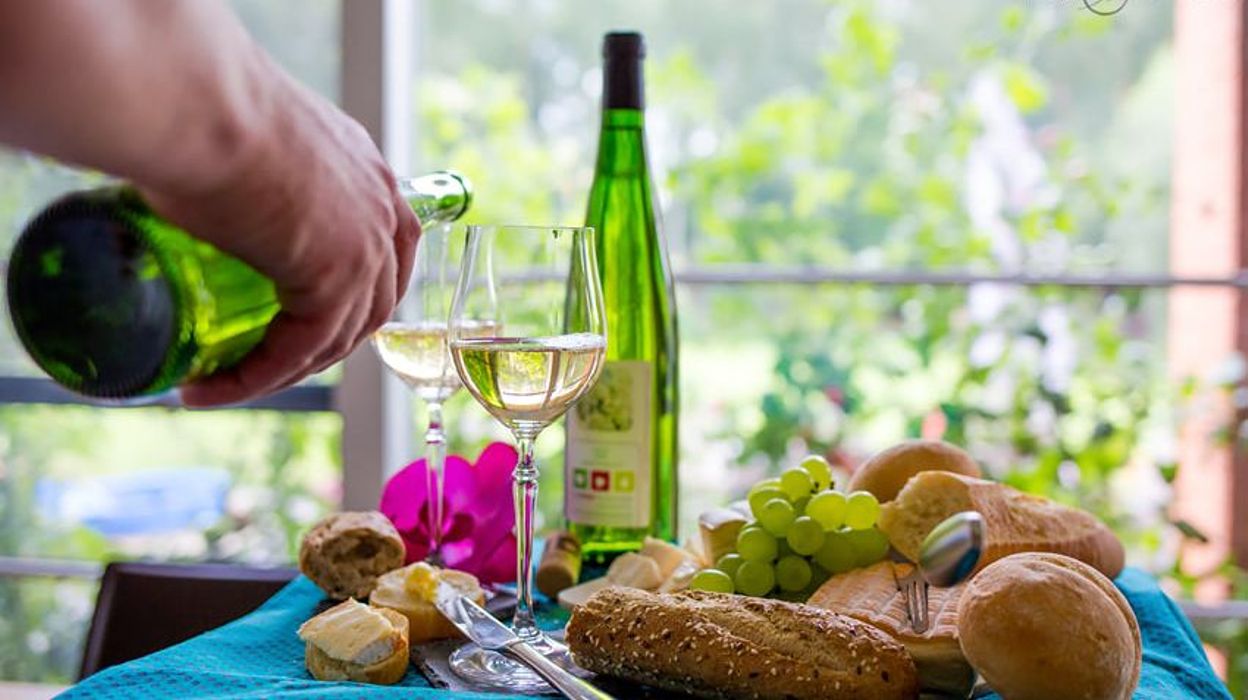 Connaissez-vous le vin de fruit ? Un apéro de chez nous ! - RTBF Actus