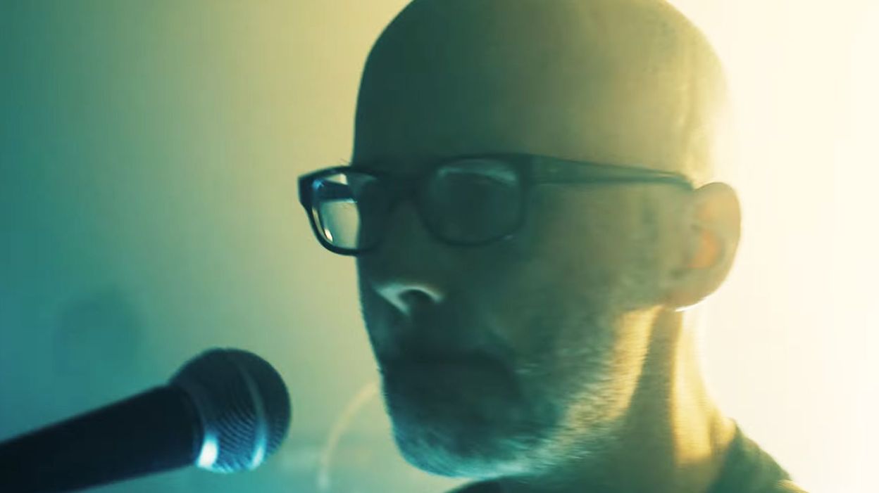 Des personnages de dessin animé dans un monde dévasté pour le clip de ...