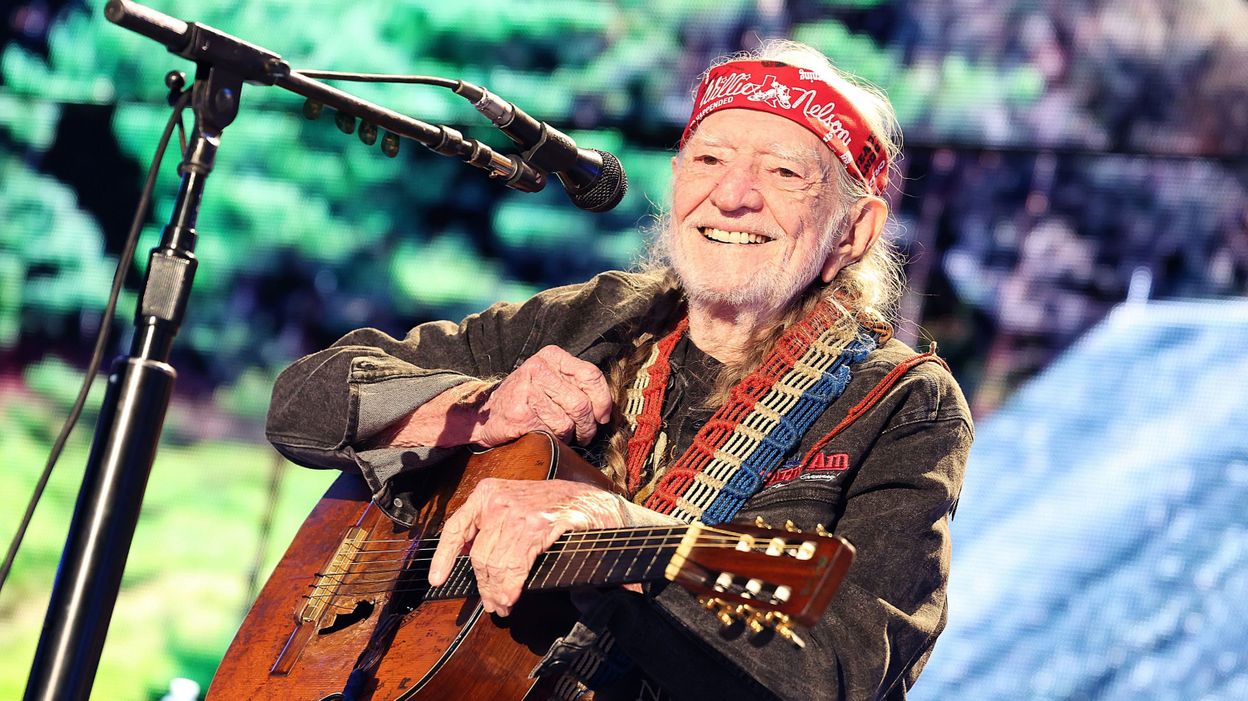 Le chanteur country Willie Nelson sort un livre qui explique ses plus ...