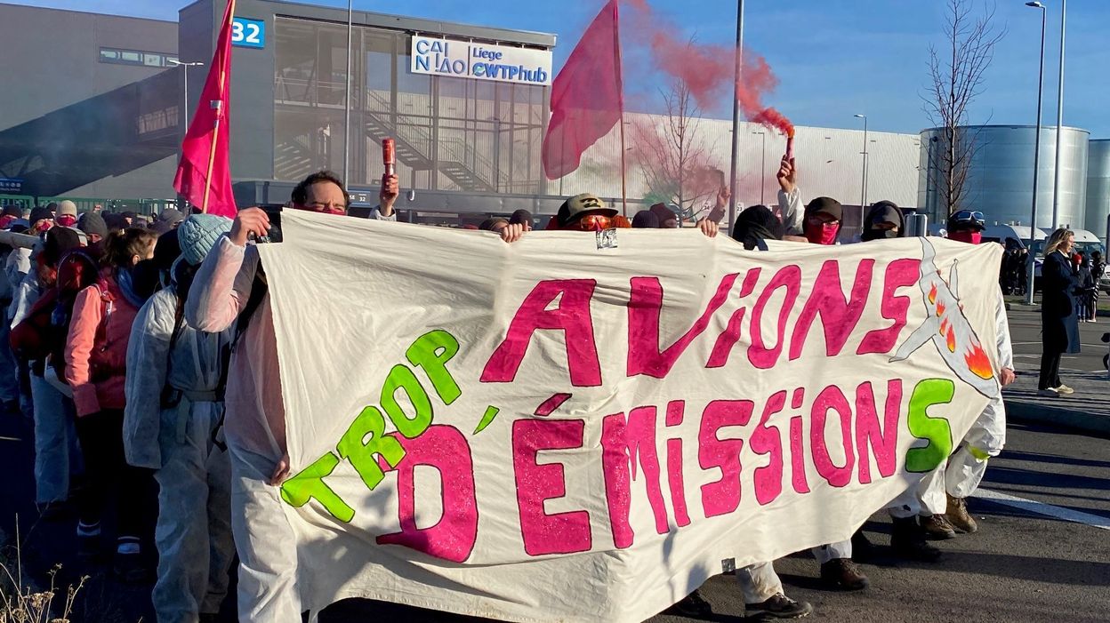 Les activistes de Code Rouge ont quitté l'aéroport de Liège après une ...