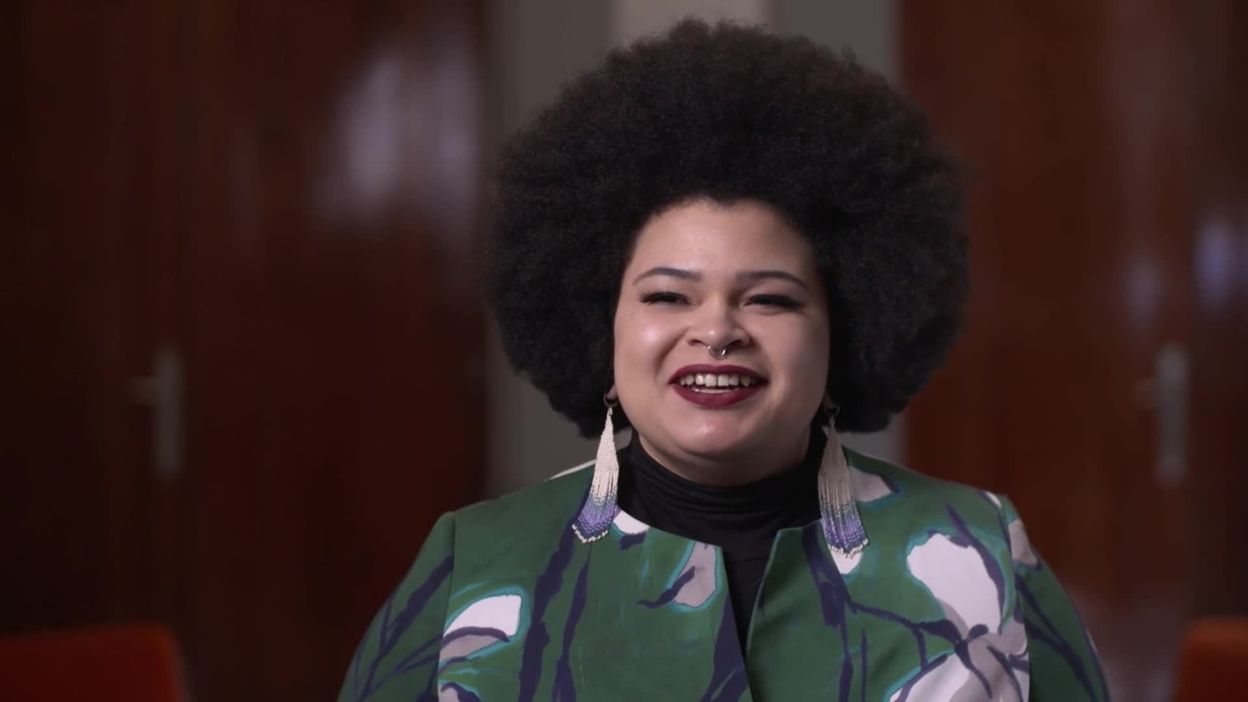 Linh enthousiasme le plateau en interprétant son titre 'Alors alors' en ...