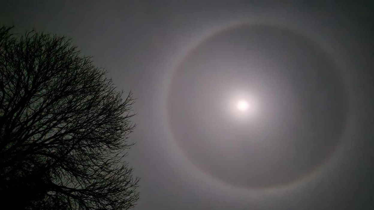 Halo lumineux autour de la Lune : comment expliquer ce phénomène observé ce mardi soir ? - RTBF ...