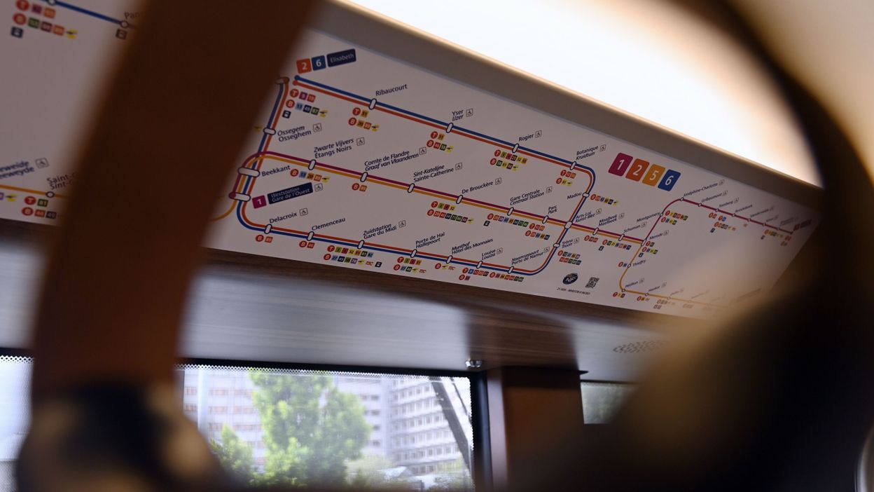 Bruxelles : Une rame de métro heurte le quai à la station Pétillon ...