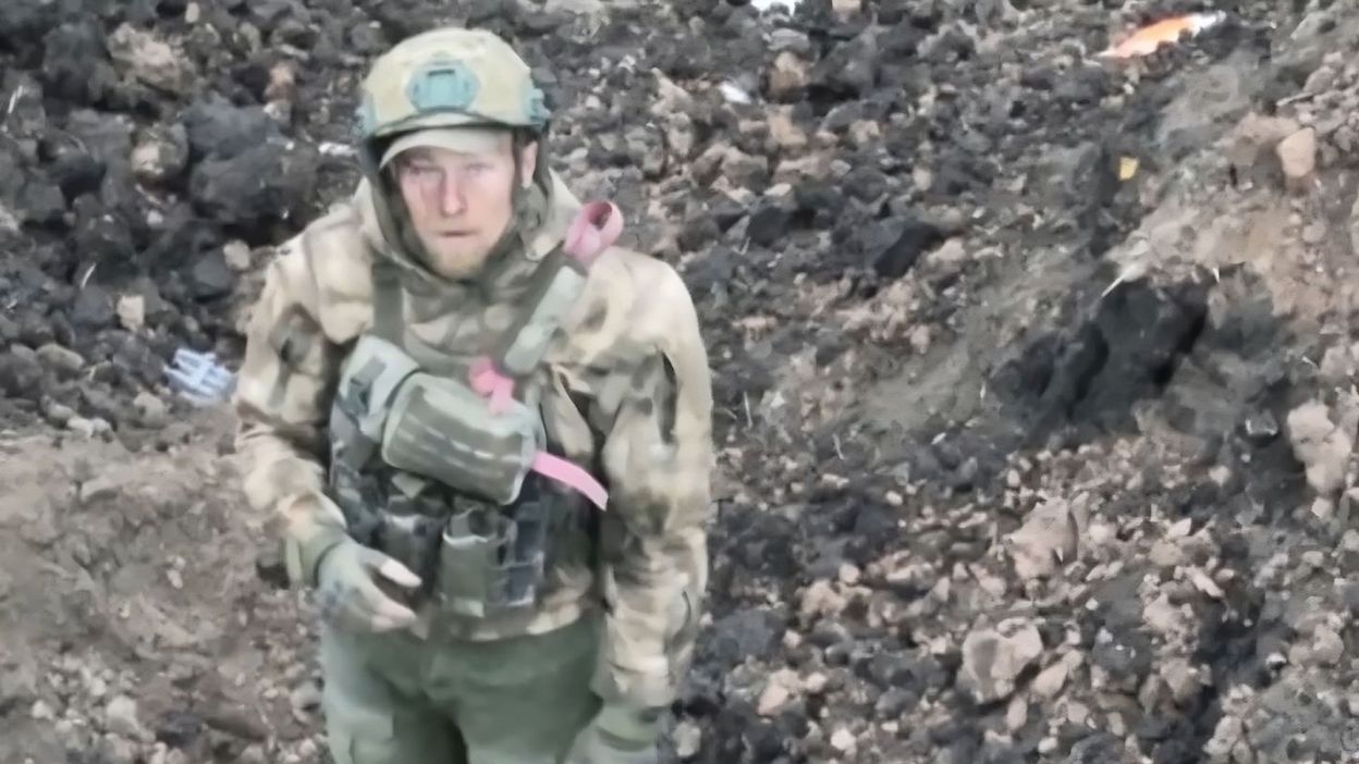 Guerre en Ukraine : la vidéo du soldat russe qui implore la pitié des drones tueurs qui le ...