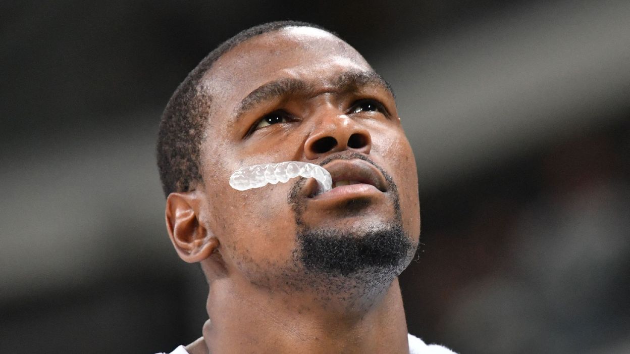 Après des débuts très prometteurs en NBA, Ajay Mitchell signe un ...