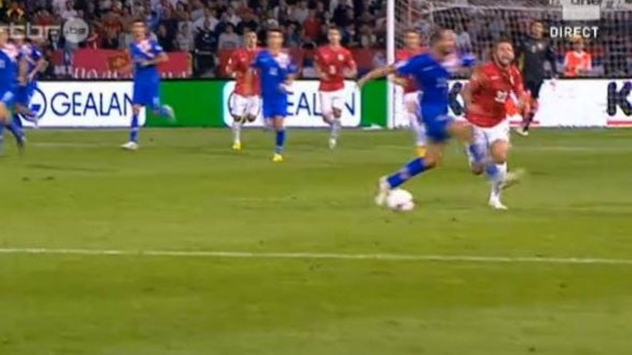 Simunic 'découpe' Sulejmani - RTBF Actus