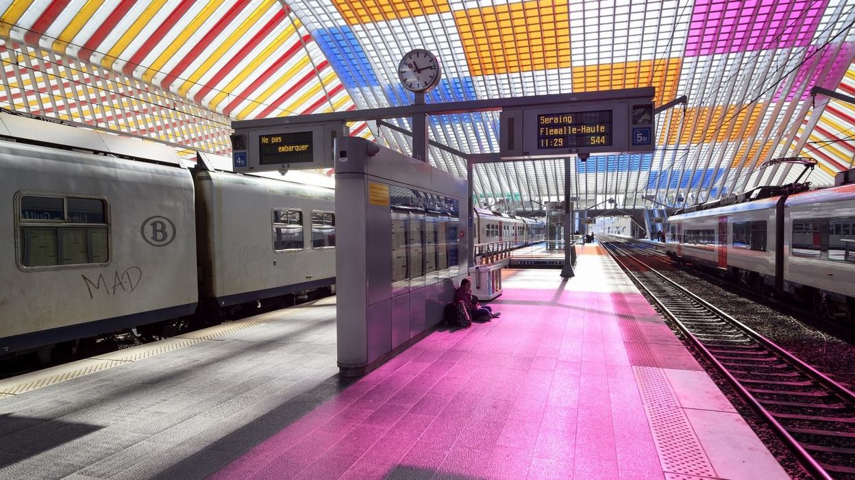 Daniel Buren, Comme tombées du ciel, les couleurs investissent la gare ...