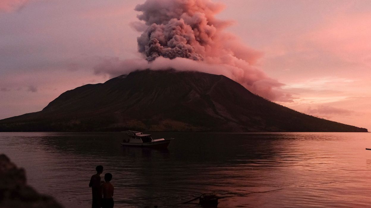 Philippines : un volcan crache cendres et gaz toxiques, des milliers d'évacués - RTBF Actus