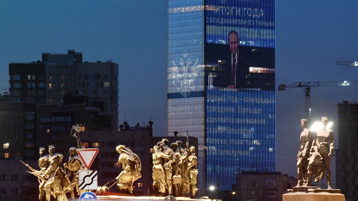 Guerre en Ukraine : l'Ukraine indique avoir frappé en Russie un dépôt pétrolier et une usine ...