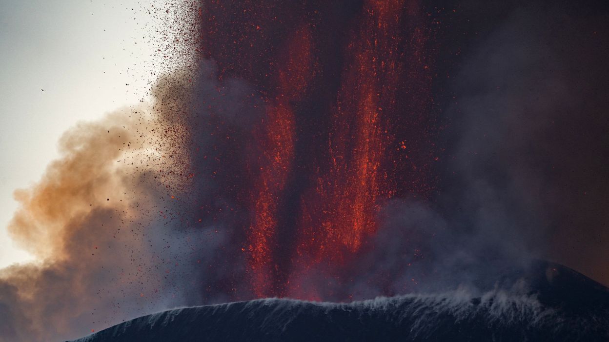 L’image satellite du jour : impressionnante coulée de lave sur fond de neige après l’éruption de ...