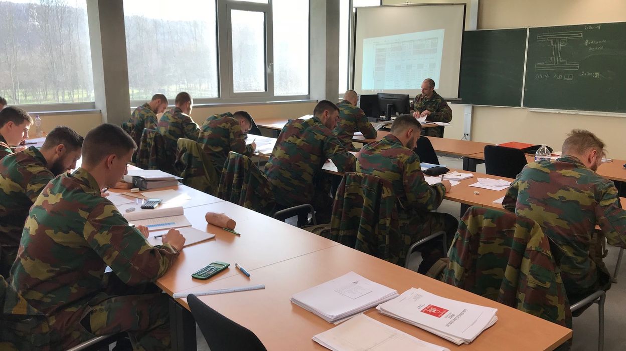Les militaires de Jambes débarquent à Amay - RTBF Actus