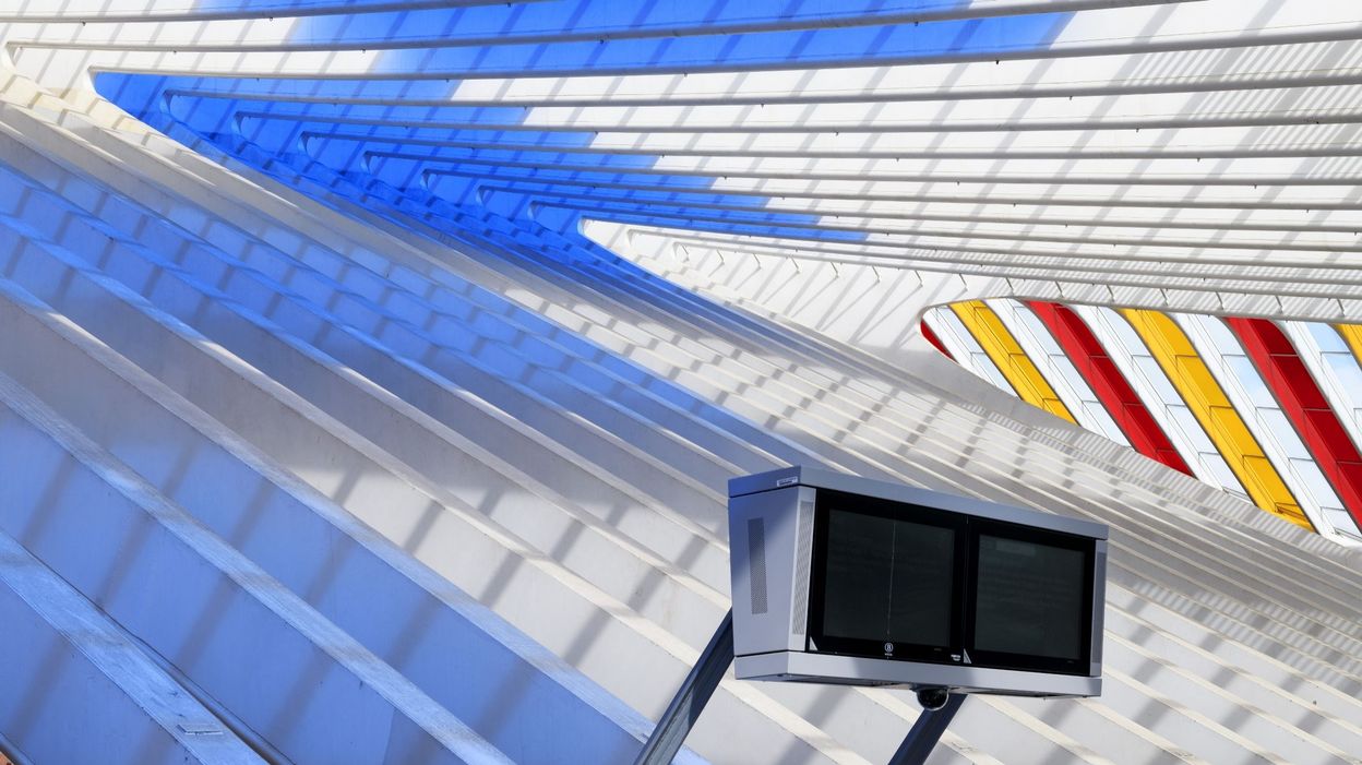 Daniel Buren, Comme tombées du ciel, les couleurs investissent la gare ...
