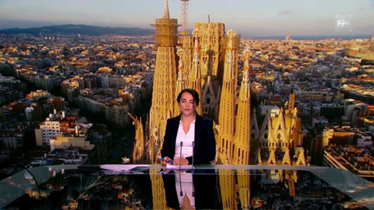 La Sagrada Familia de Barcelone illumine ses deux nouvelles tours ...