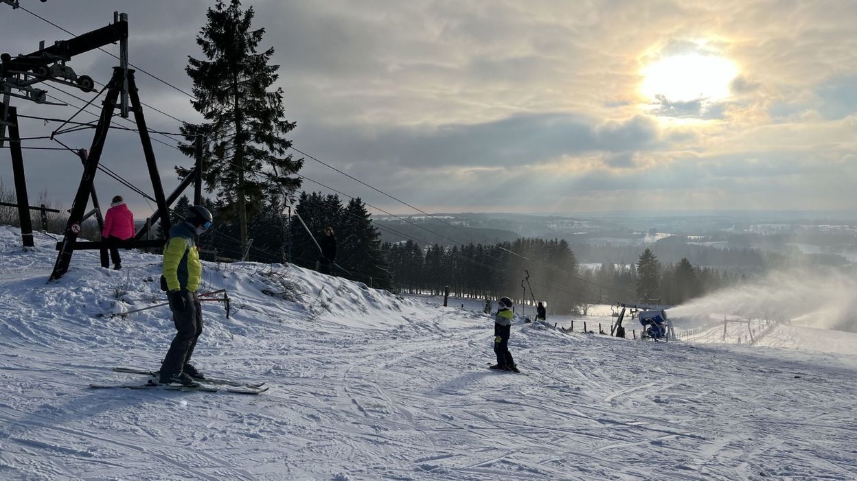Les pistes de luge et de ski alpin sont ouvertes à Ovifat grâce au ...