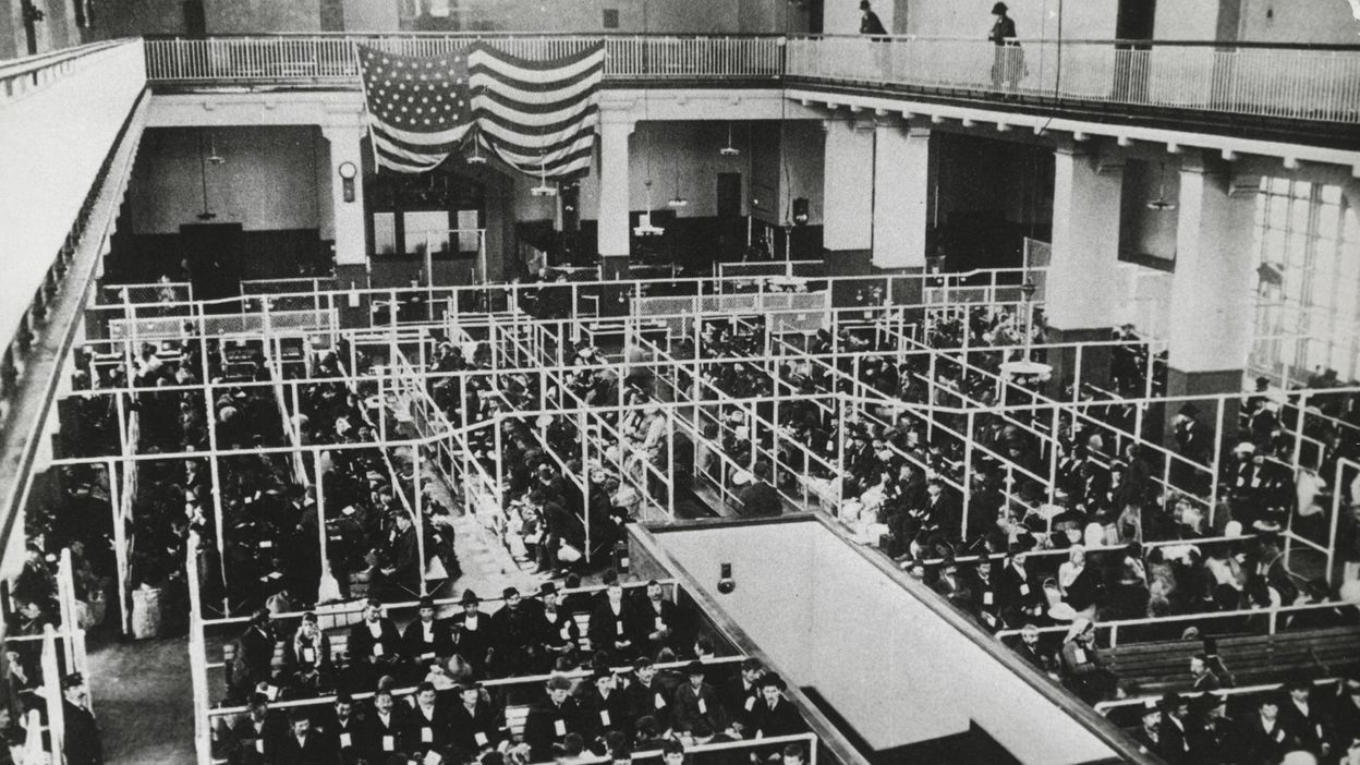 Ellis Island, porte d'entrée des millions d'immigrés européens vers le ...