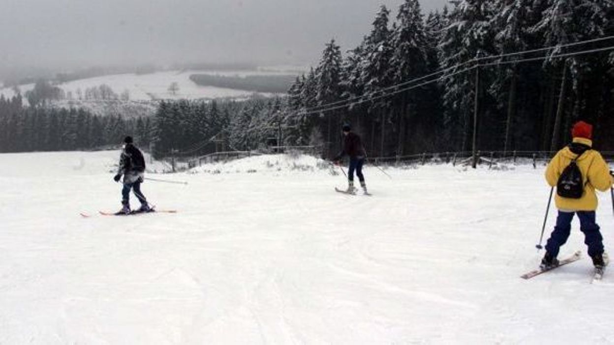 Les pistes de luge et de ski alpin sont ouvertes à Ovifat grâce au ...