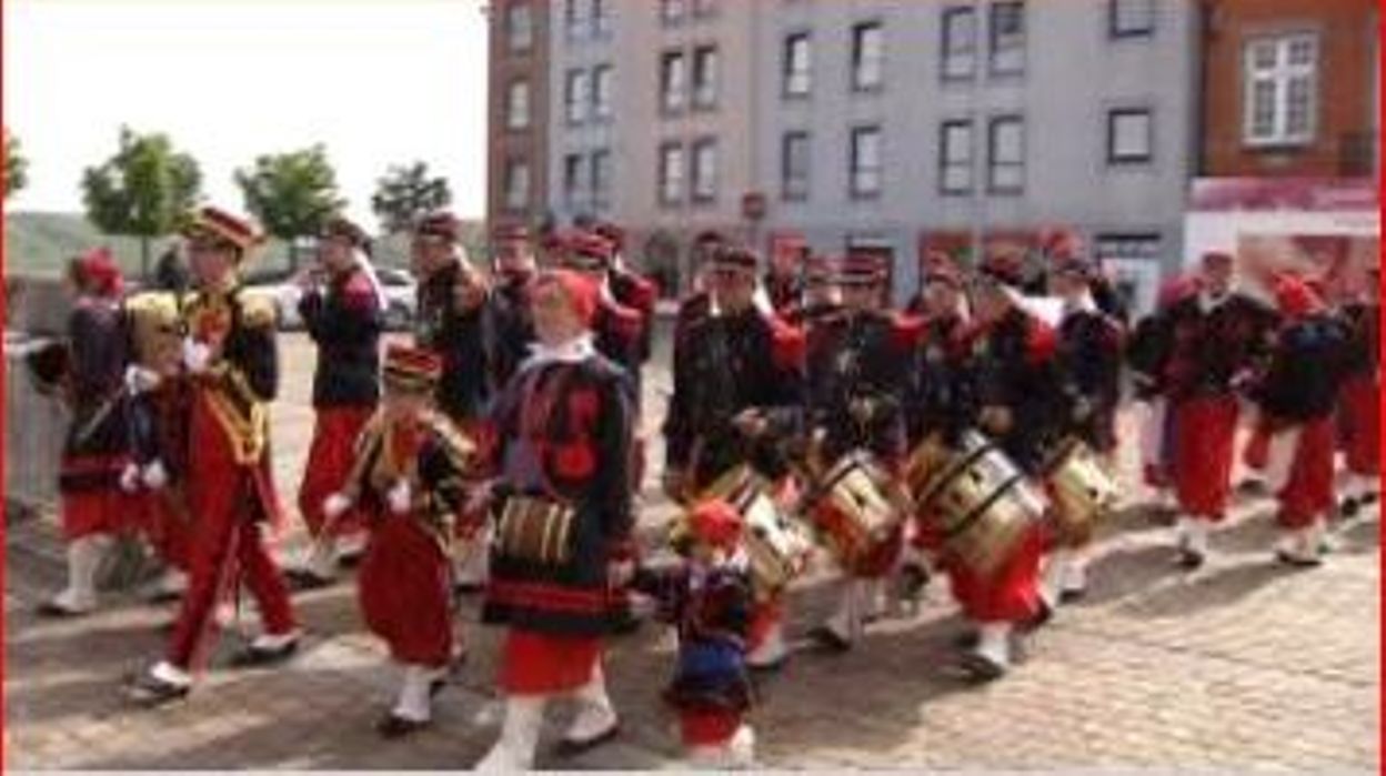 Saint-Roch à Thuin: des marcheurs et des uniformes - RTBF Actus