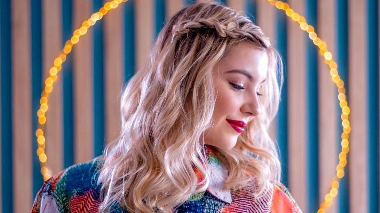 Lisa Dann reprend son titre 'Décalée' en piano-voix dans une ...