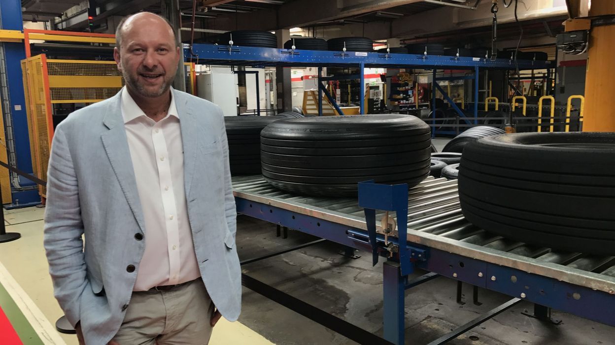 A Frameries, on rechape des pneus d'avion depuis 50 ans - RTBF Actus