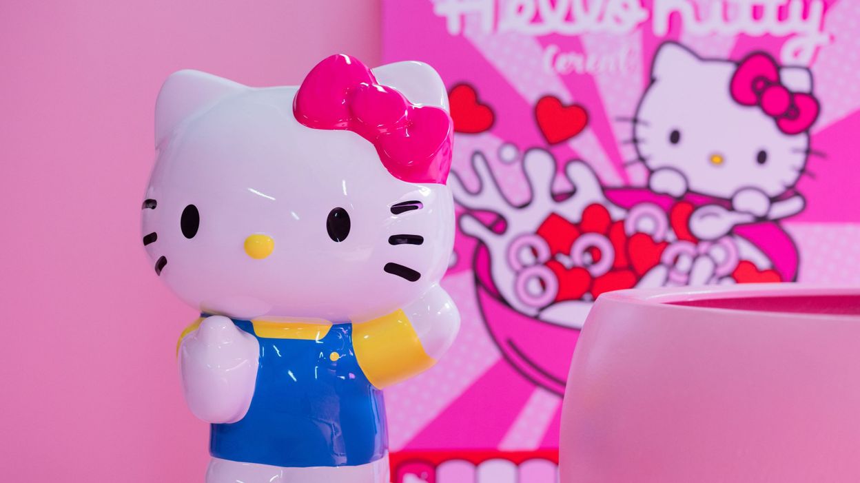 Hello Kitty fête ses 50 ans : le succès mondial de ce qu'on croit être ...