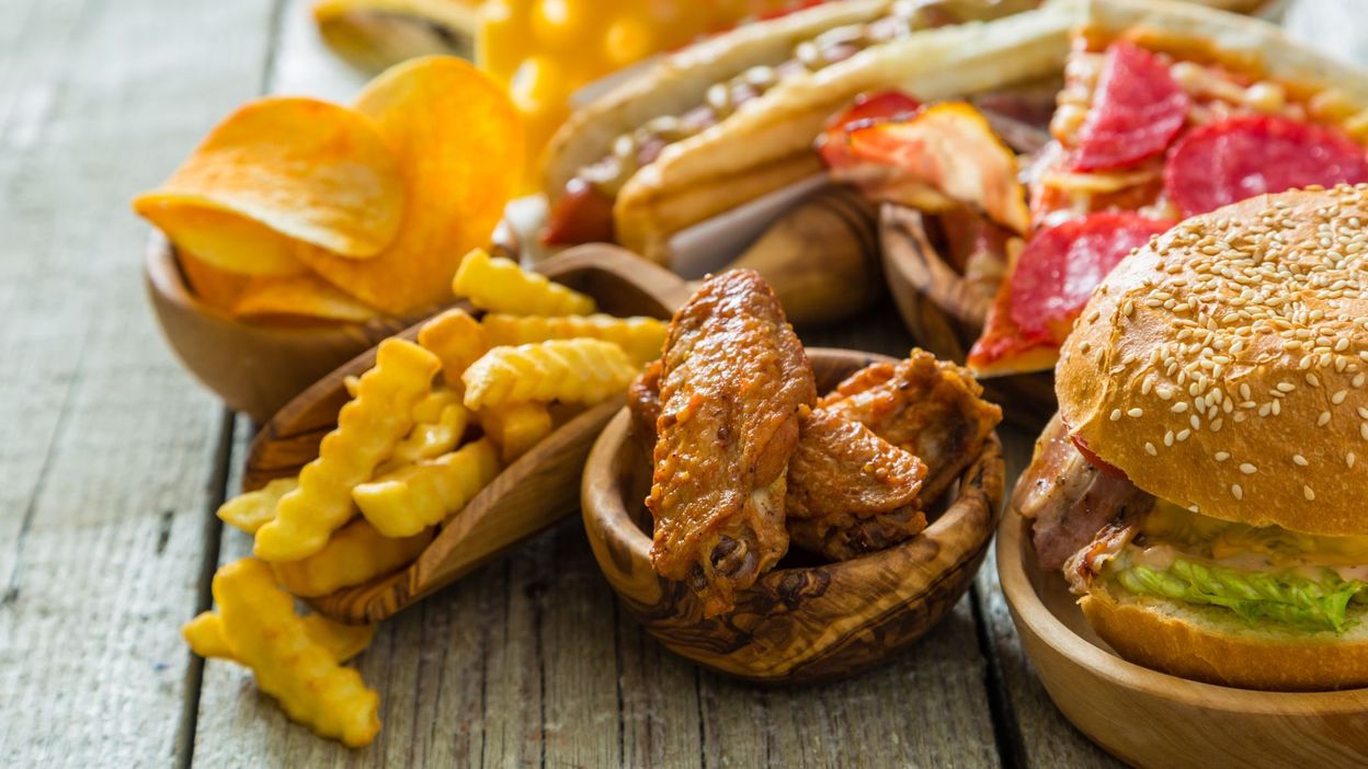 La malbouffe pourrait augmenter le risque de maladies mentales - RTBF Actus