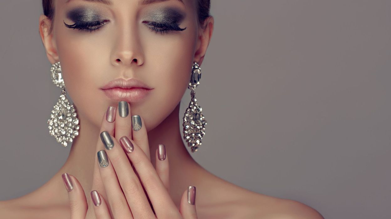 Le chrome nails : la nouvelle tendance en manucure - RTBF Actus