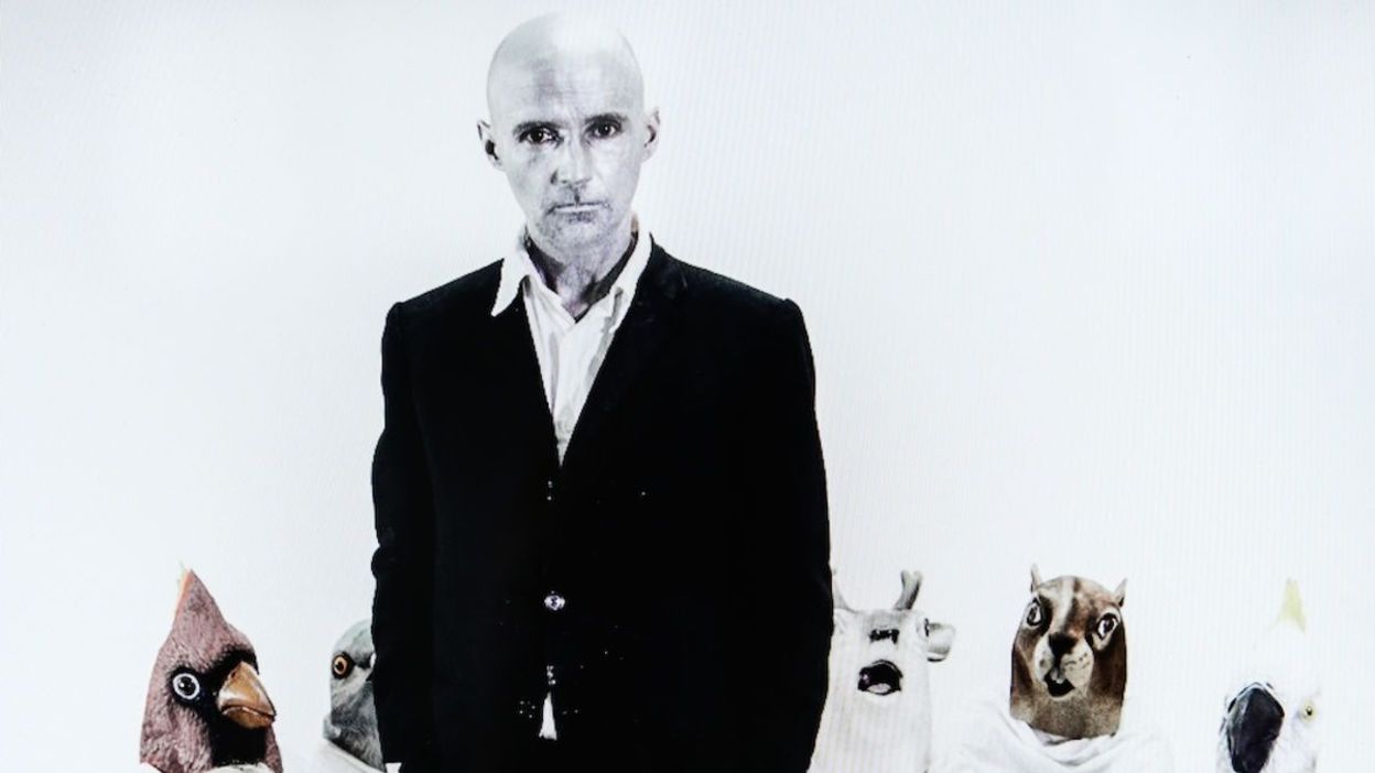 Des personnages de dessin animé dans un monde dévasté pour le clip de ...