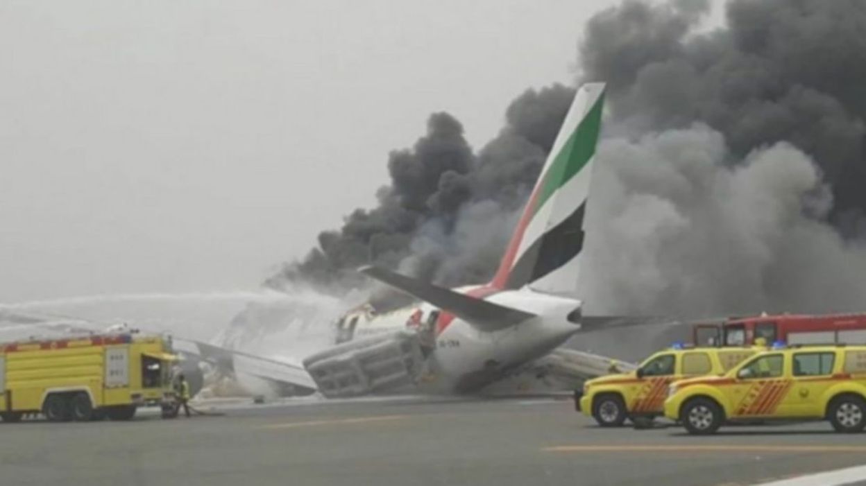 Le réacteur d'un avion prend feu en plein vol (vidéo) - RTBF Actus